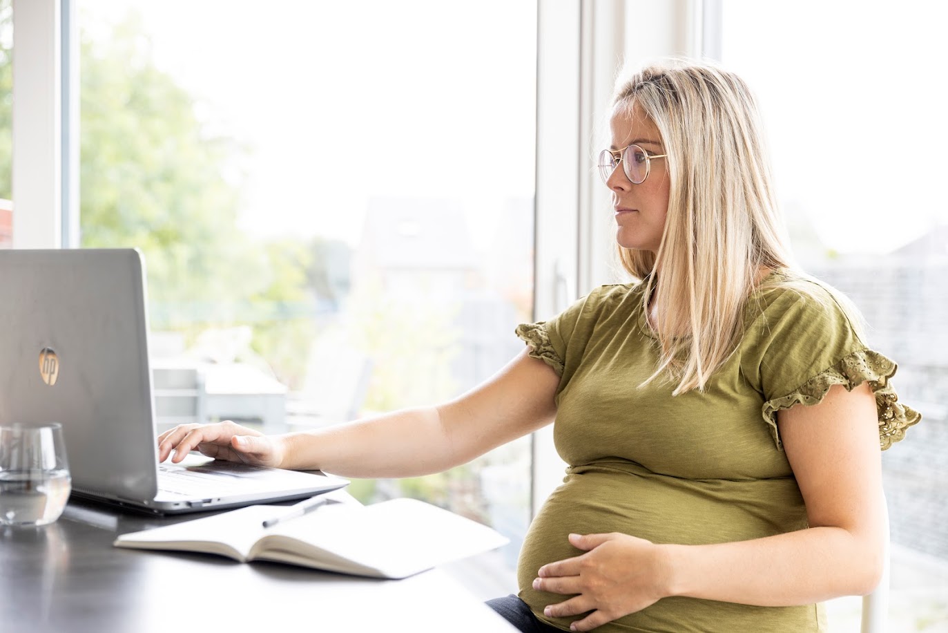 6 manieren om al een band te creëren met de baby in je buik | Mamabaas